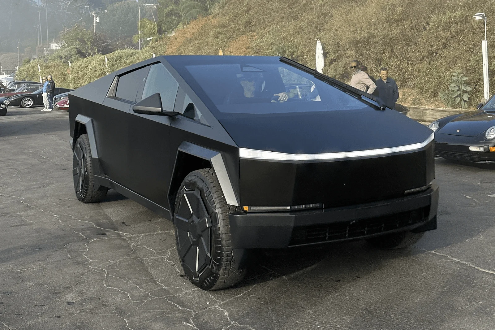 Tesla представила Cybertruck у новому кольорі - T4 - сучасні технології ...