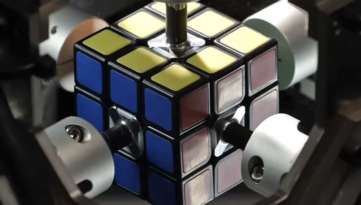 Робот Mitsubishi Electric встановив світовий рекорд зі збирання кубика ...