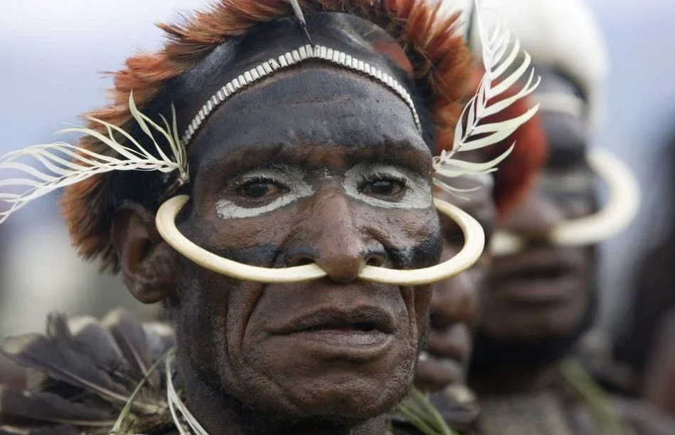 Одне з найбільш ізольованих від світу племен покидає свій дім у лісах ...